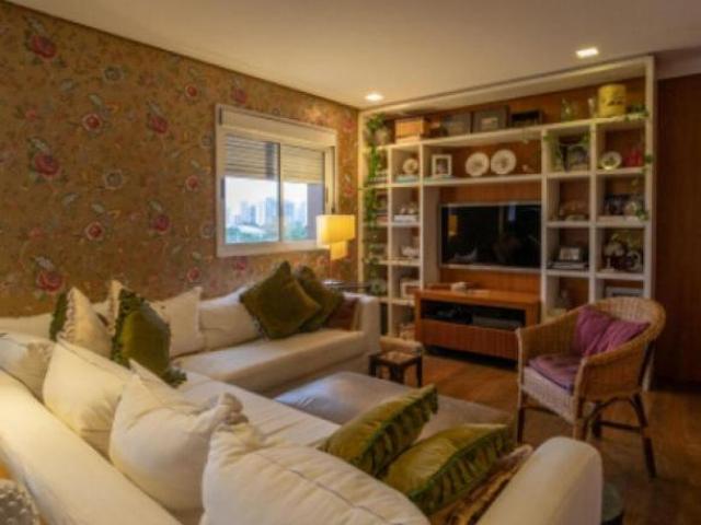Apt com 238m² de área útil, living, 2 varandas,7 dormitórios sendo 5 suítes, 4 vagas