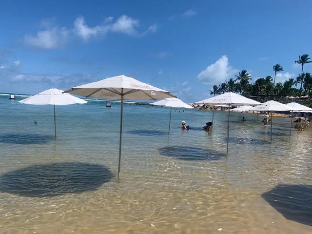 Apt alto padrão térreo todo mobiliado com piscina na frente em Muro Alto Porto de Galinhas
