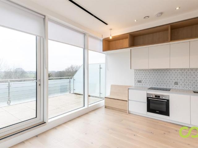 Apt Parkview, Great West Road. 2 bed flat to rent £2,000 pcm £462 pw