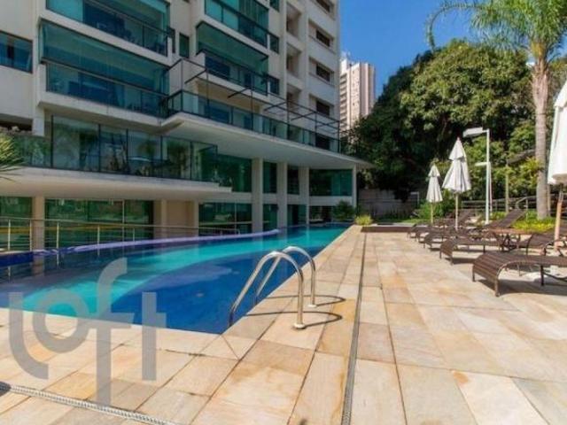 Apto mobiliado com 147 m², iluminado 3 suítes, amplo living, 3 vagas, 4 banheiros, varanda gourmet