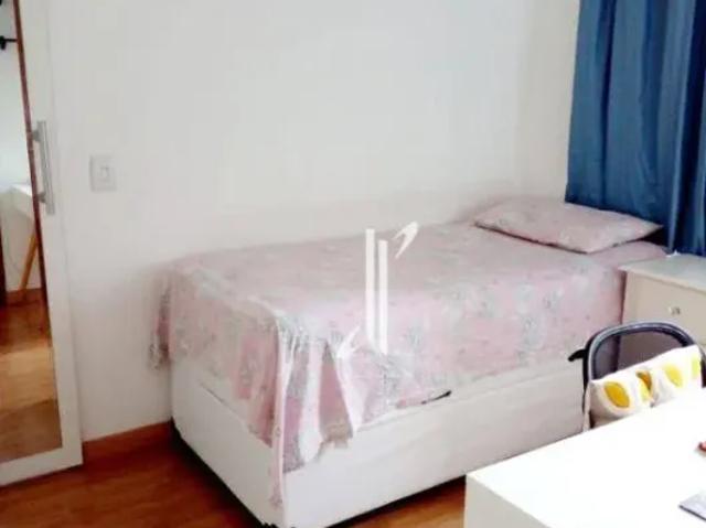 Apartamento mobiliado com 30 m2 e com uma vaga de garagem. Aluguel é R$1.800,00