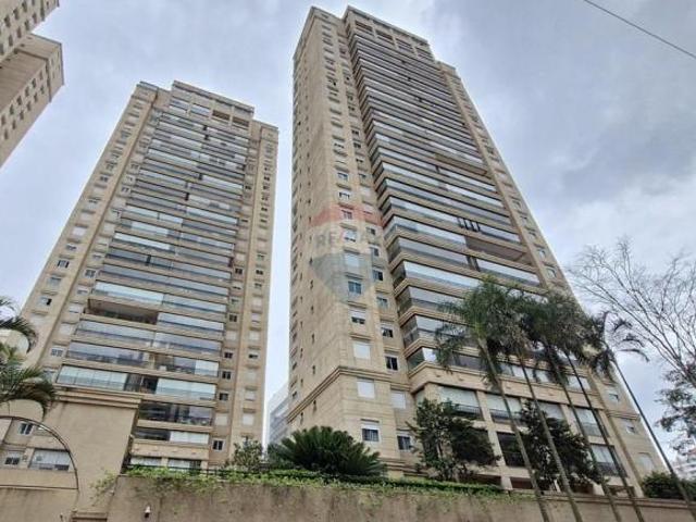 Apto no Brooklin, ótima localização, 170m2, 3 suítes, 3 vagas cobertas, armários e infraestrutura co