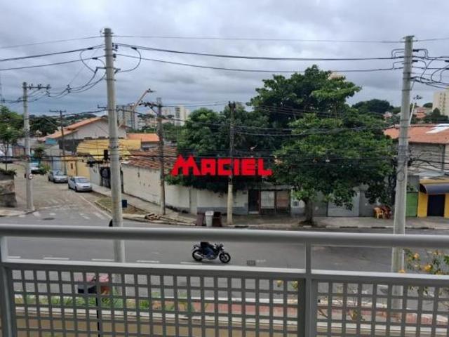 APTO NO CENTRO DA CIDADE, COM SACADA GRANDE COM VISTA, LAZER, ELEVADOR, PISCINA, ACADEMIA, SALÃO DE