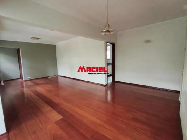 Apto no jardim São Dimas, bem proximo da praça, igreja e centro da cidade, 03 dormitorios, suite, sa