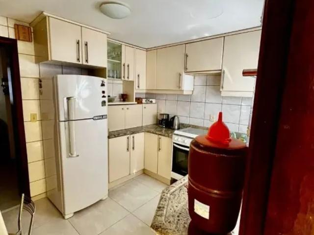 Apto no Passo da Areia de 03 dorm com suíte, sala com 02 ambientes e 01 vaga