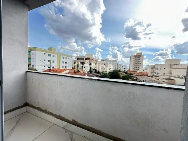 Apto no Santa Mônica, acabamento de primeira, elevador, 2quartos suíte ótima localização
