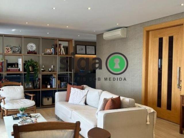 Apto à Venda com 200m², 3 suites, 4 vagas, Semi mobiliado, andar alto, no Panamby
