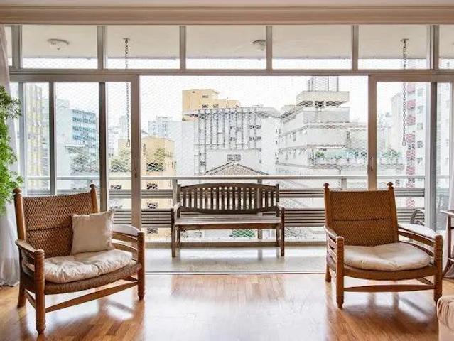 APTO a venda, amplo c/ 323 m2 de area, 4 dorms 2 suites 2 vagas em predio conservado c/ quadra