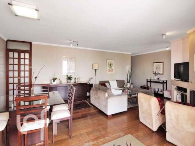 Apto com 142m², 3 dormitórios sendo 1 suíte, 3 banheiros, amplo living, 3 varandas e 2 vagas