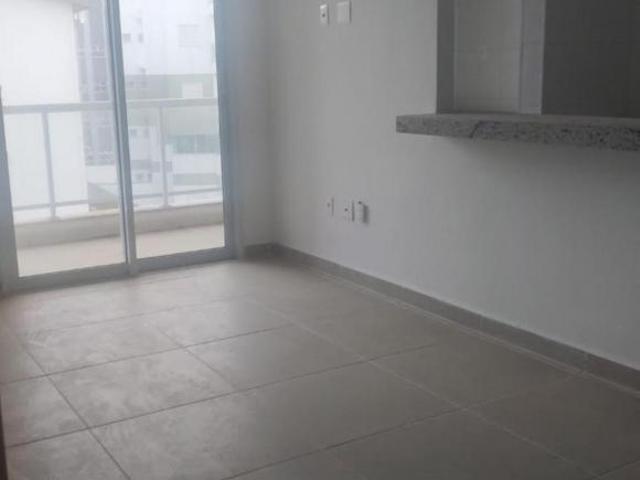 Apto com 1 dorm, sala ampla com varanda gourmet, 1 vaga, condomínio com ótima área de lazer !