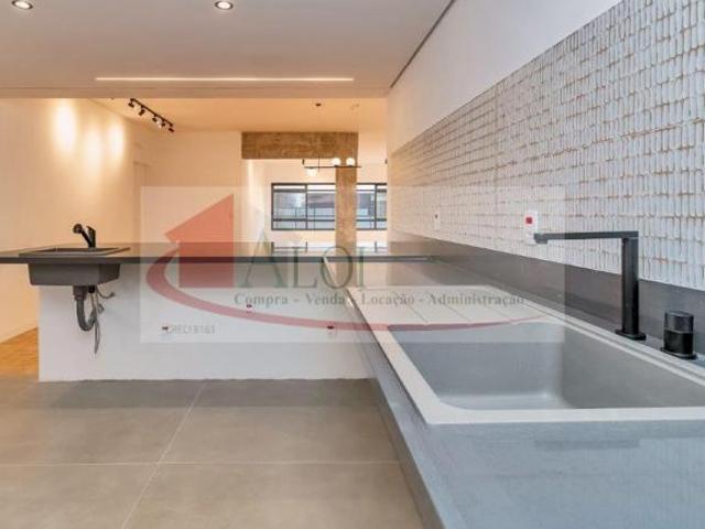 Apto com 221m² Área úteis 2 vagas apto foi completamente reformado ficou maravilhoso. Apto fica na