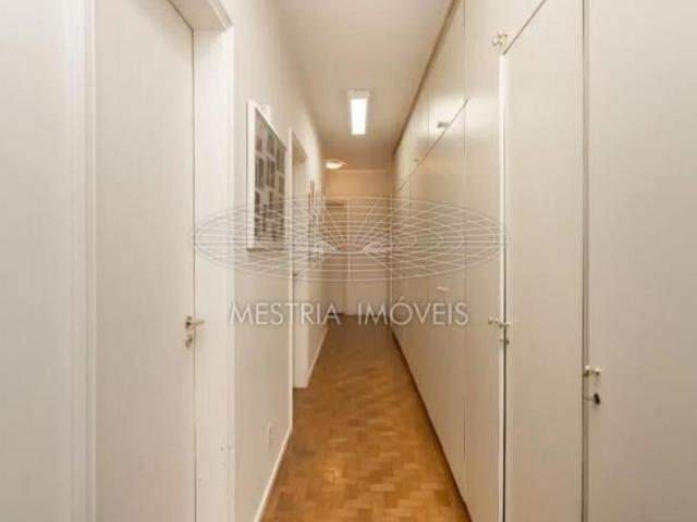 Apto com 280 m², com o pé direito alto, planta excelente, prática e bem flexível!