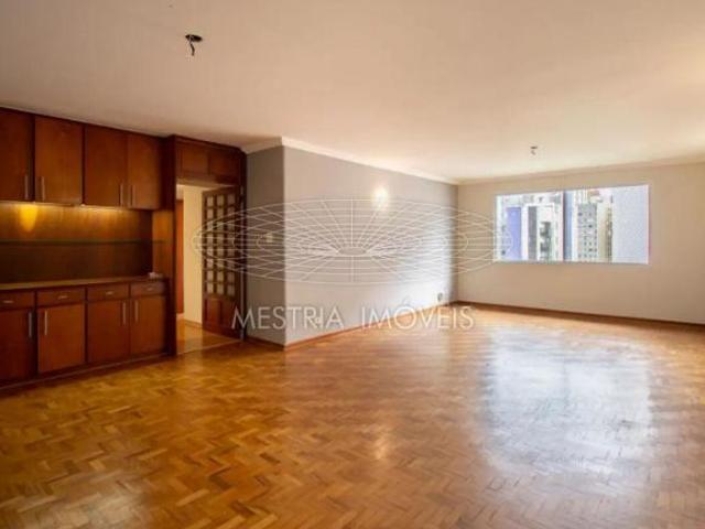 Apto com amplitude e luz natural em Higienópolis | Com 160 m² e três dormitórios sendo uma suíte!