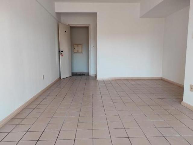 Apto com armarios na Vila Tiberio | Aqui na Imobiliária Rosa e Rangel