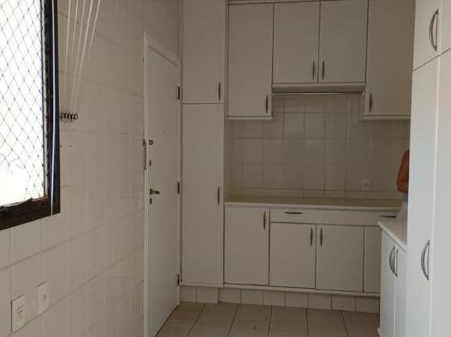 Apto com armarios no Ed Quebec | Imobiliária Rosa e Rangel