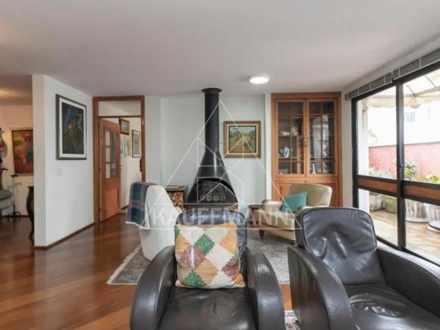 Cobertura em Moema á venda ? 3 Dormitórios, 3 Suítes, 3 Vagas, 230m²A.Ú