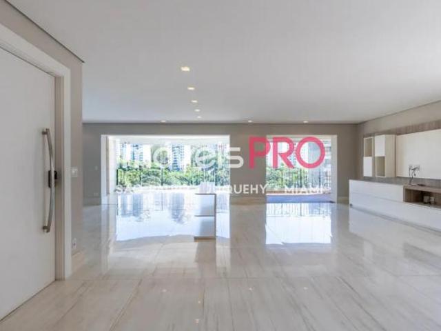 Apto de alto padrão de 392m² com 4 suítes e 5 vagas no Morumbi