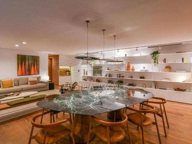Apto de andar altíssimo, edifício inovador com misto comercial e residencial !