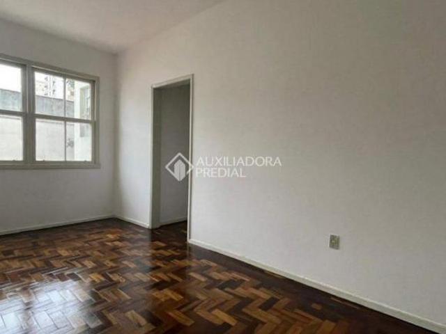 Apto de dois quartos, à venda no bairro Cidade Baixa