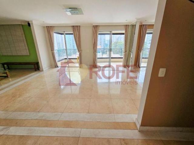 Apto de 220m² no Condomínio Maison Emilia Moema, 3 suítes, 5 vagas, lazer e localização excelentes