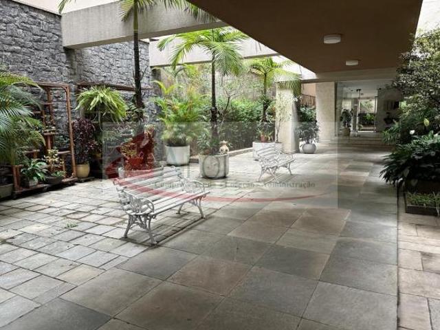 Apto dois dormis 1 garagem 80m² de área úteis na Santos uma quadra da. Paulista com acesso fácil ao