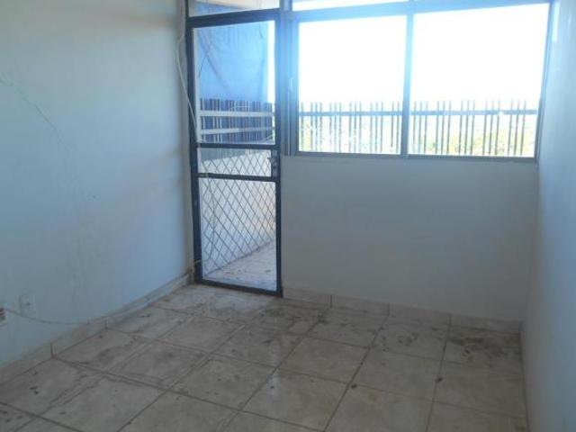 Apto dois quartos c/ varanda vista livre 3º andar !