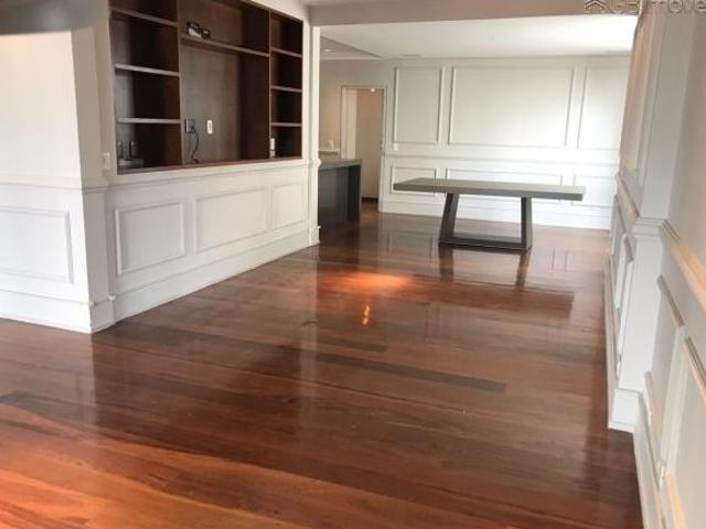 Apto em Prédio Clássico, 3 quartos, 217m²