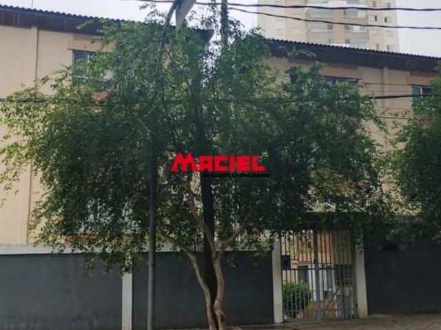 Apto padrão no Satelite com 2 dormitorios, piso ceramico, esta vago