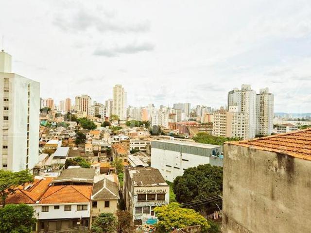 APTO REFORMADO. ESTA C/ PISO DE MADEIRA E ARMS
