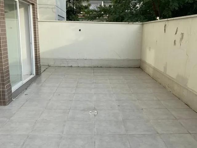 Apto 01 dom, com patio, 65 metros, novo, sem uso, ensolarado, amplo, de frente, torro R$ 324 mil