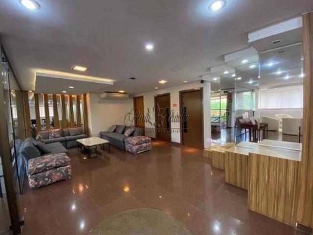 Apto 160m² de área útil, contendo sala com armário e mesa, sacada, 05 quartos sendo 01 suíte com ar