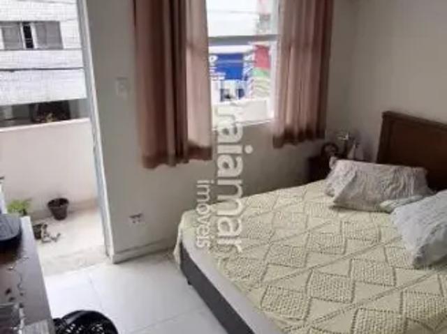 Apto 2 dorm reformado amplo, com sacada i cozinha com bancada i próximo a praia i garagem coletiva