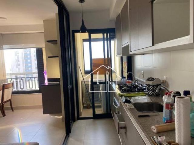 Apto 45m², 1 suíte, varanda com vidros e persianas, andar alto, MOBILIADO