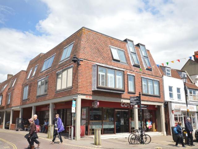 Aqua House, 2a New Street, Lymington. 2 bed flat to rent £1,350 pcm £312 pw