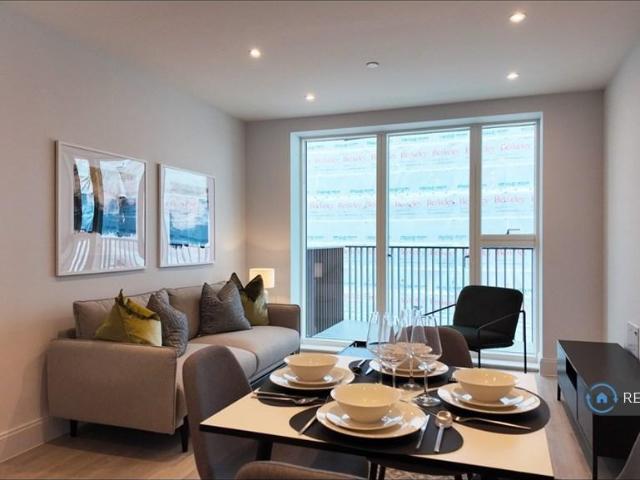 Aquifer House, Slough, SL1 2 bed flat to rent £1,950 pcm £450 pw