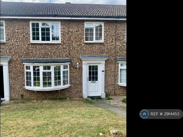 Aquila Close, Leatherhead, KT22 3 bed terraced house to rent £2,250 pcm £519 pw