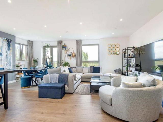 Armada Way, London E6 2 bed flat to rent £2,250 pcm £519 pw