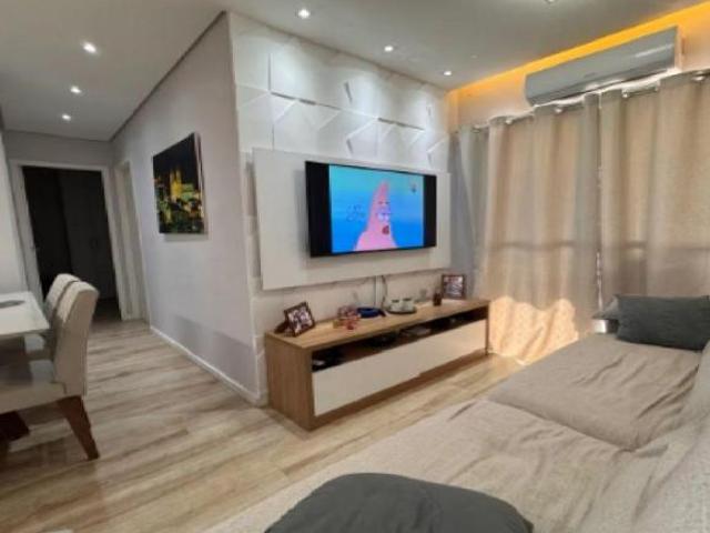 Armários nos quartos e cozinha, sacada, próximo ao shopping, vista livre