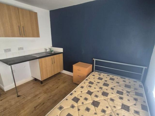 Armley Ridge Road, Leeds LS12, Studio to rent, £650 pcm | PrimeLocation