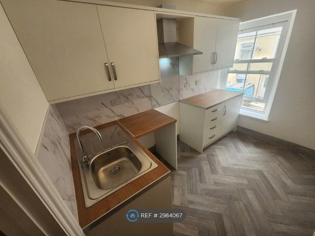 Armoury Terrace, Ebbw Vale NP23, 2 bed flat to rent, £750 pcm | PrimeLocation