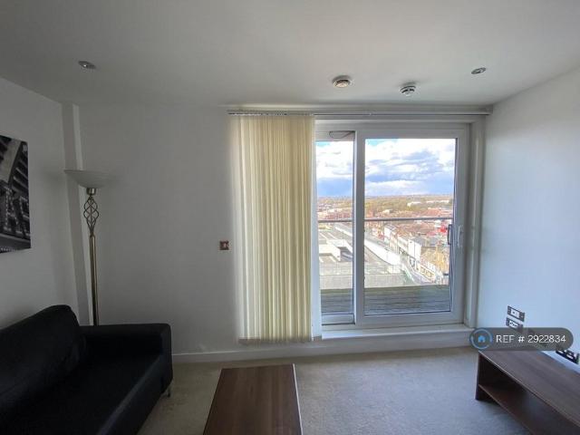 Armstrong House, Uxbridge, UB8 1 bed penthouse to rent £1,550 pcm £358 pw