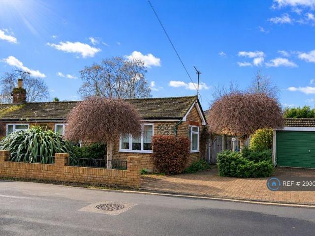 Armstrong Road, Egham, TW20 4 bed bungalow to rent £2,900 pcm £669 pw