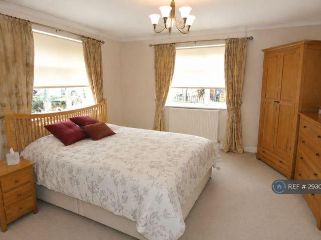 Armstrong Road, Egham, TW20 4 bed bungalow to rent £2,900 pcm £669 pw