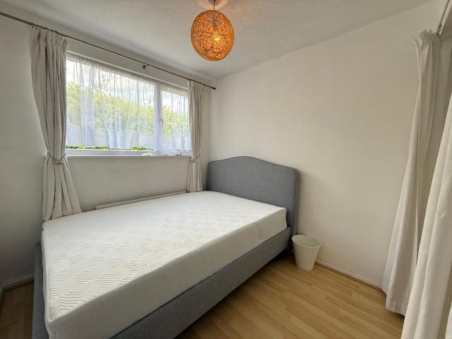 Arncliffe, Bracknell, Berkshire RG12, Room to rent, £650 pcm | PrimeLocation