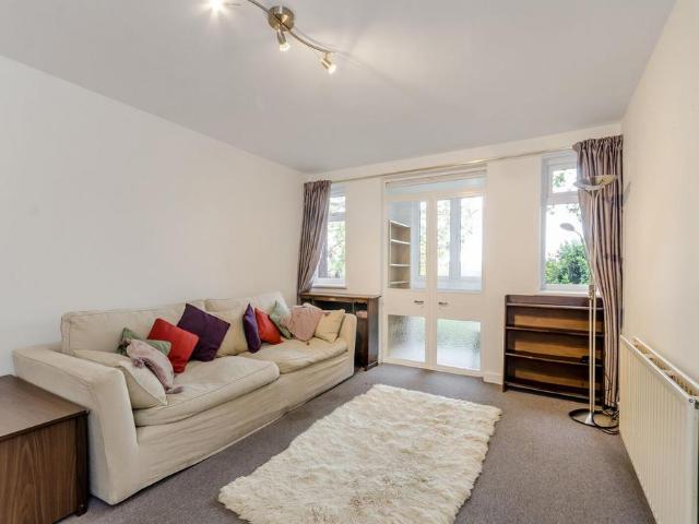 Arnewood Close, Roehampton, London, SW15 1 bed flat to rent £2,500 pcm £577 pw