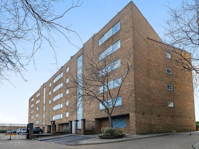 Arnhem Wharf, Isle Of Dogs, London, E14 2 bed flat to rent £2,500 pcm £577 pw