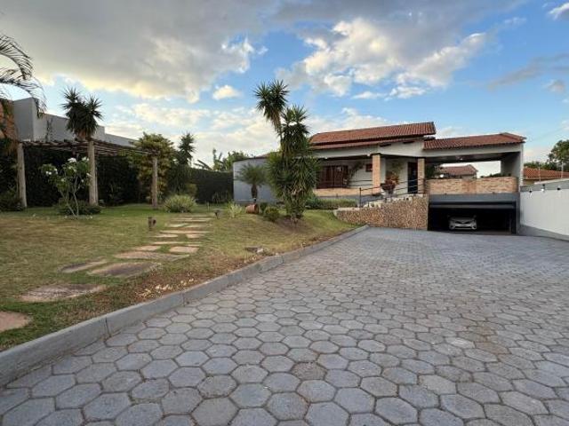 Arniqueiras|600m²|4quartos|1suíte|Escritório|Lavabo|Piscina|Sauna|DCE|Quadra poliesportiva