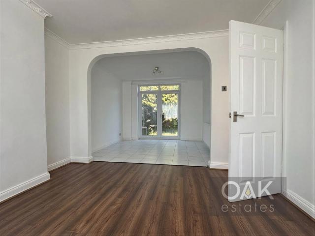 Arnold Avenue West, Enfield EN3 3 bed terraced house to rent £2,300 pcm £531 pw