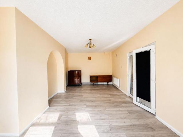 Arnold Road, Dagenham, RM9 3 bed terraced house to rent £2,350 pcm £542 pw