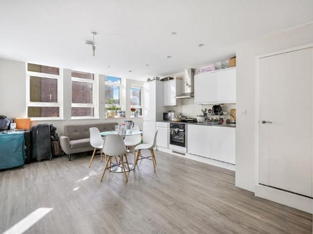 Arodene House, Perth Road, Gants. 2 bed flat to rent £1,650 pcm £381 pw